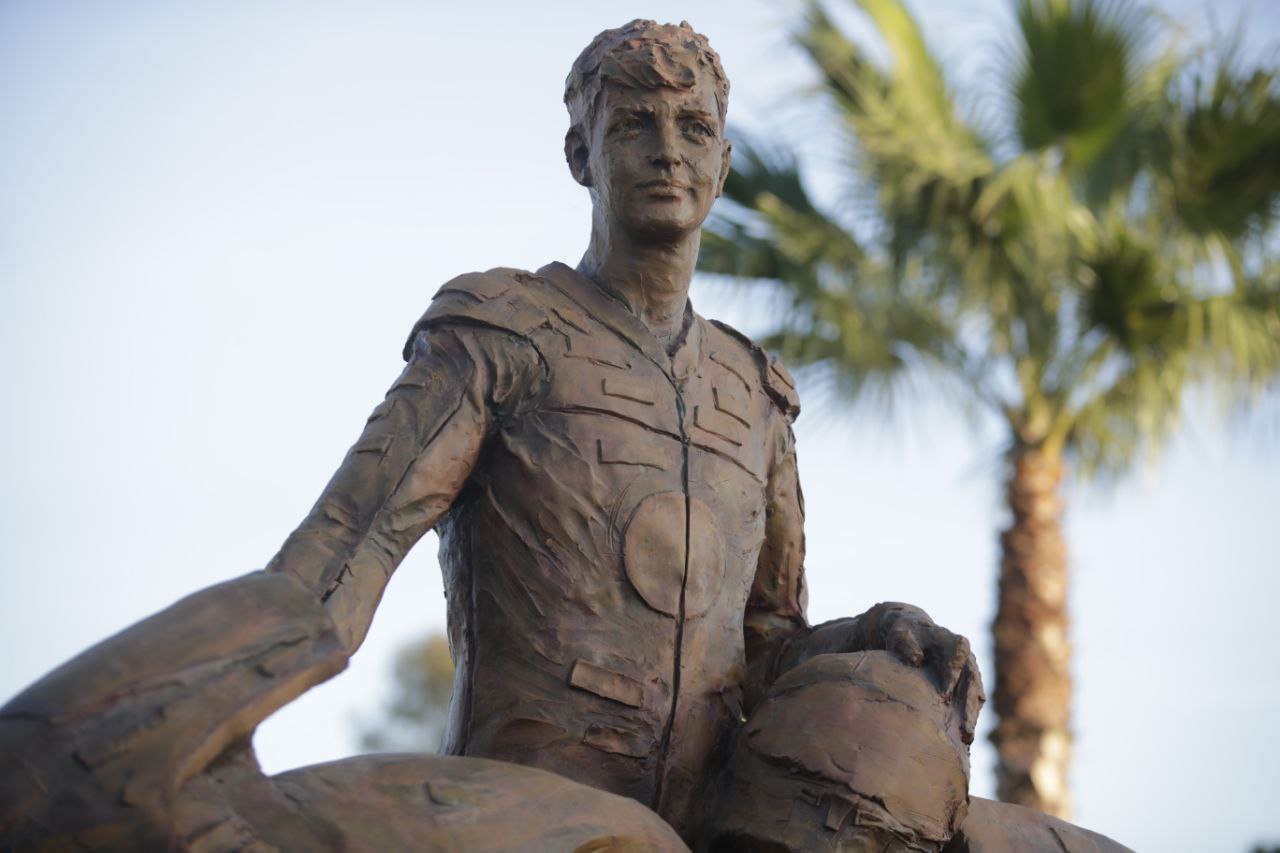 Huelva homenajea a Súper Hugo con una escultura en Francisco Montenegro ...